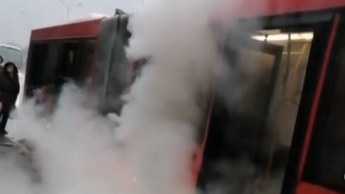 Gori autobus 511: Širi se gust dim, putnici izašli na Obrenovačkom putu - Blic