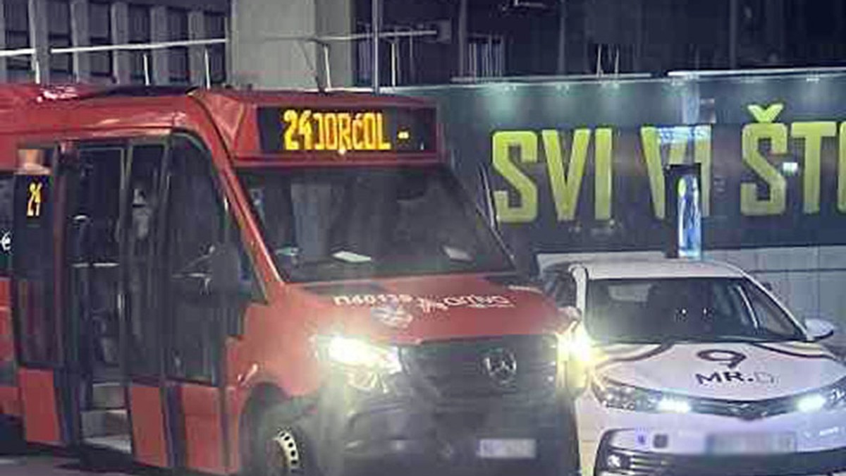 Sudar gradskog autobusa i putnog automobila kod Terazijskog tunela - Blic