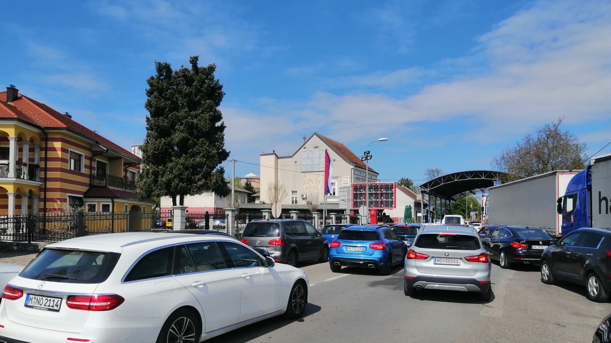 GUŽVA NA GRANICI Pojačan saobraćaj na prelazima Gradiška, Brod i Donja ...