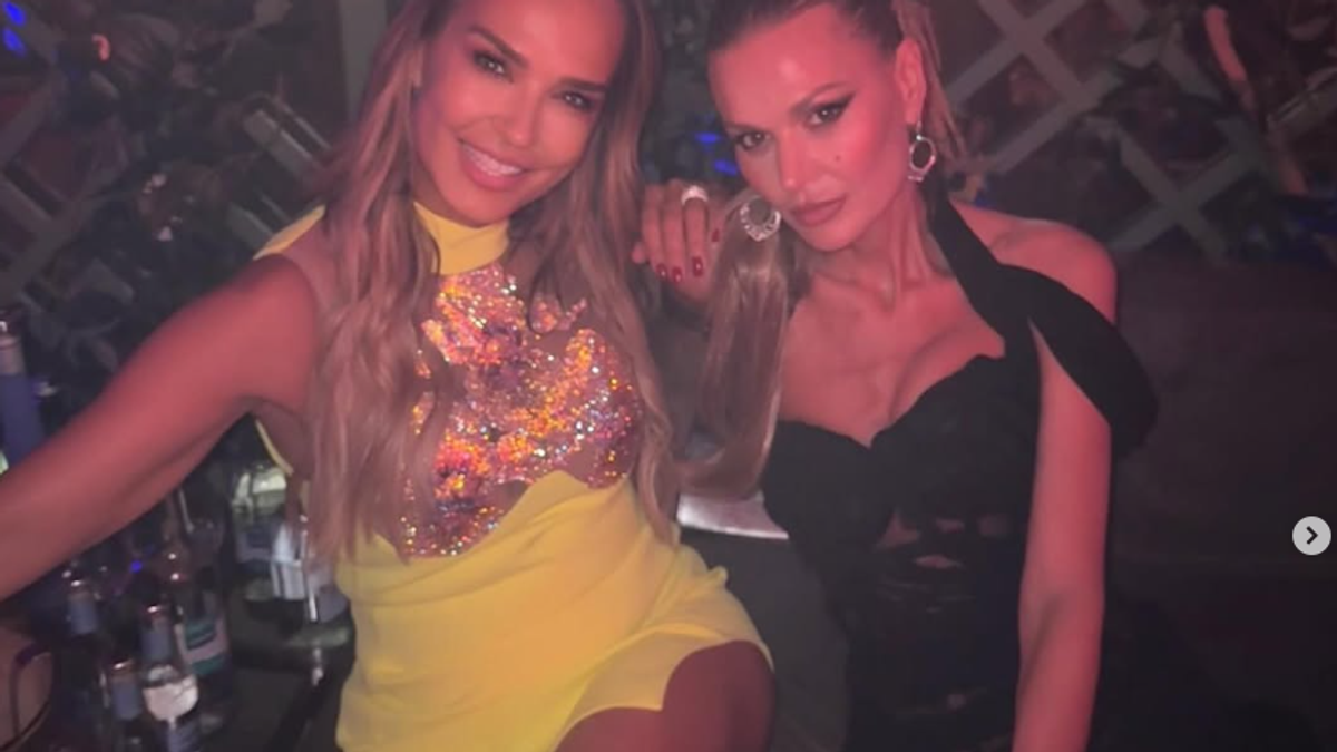 Marijana Mateus u miniću sa dubokim šlicom u 53. godini: Svi gledaju u njene grudi - Blic