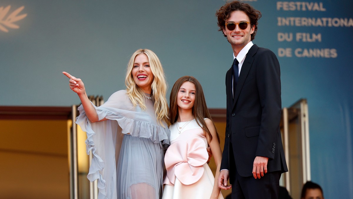Sienna Miller w Cannes z młodszym partnerem i córką. Promieniała ...
