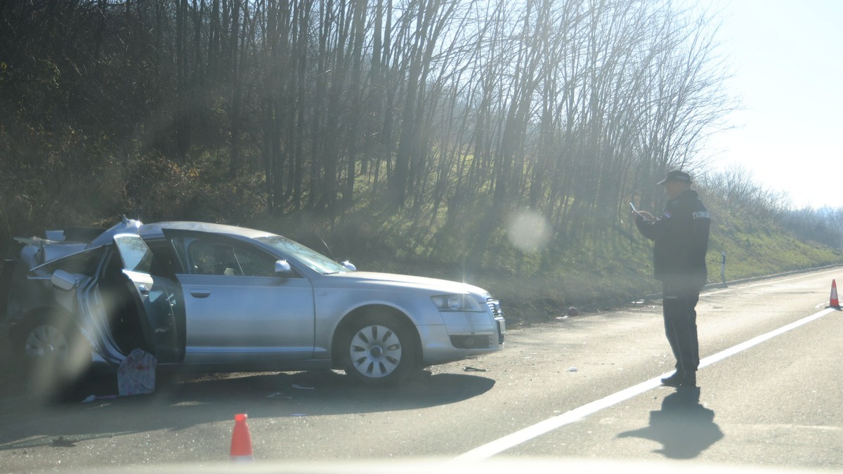 Jezivi snimak sa mesta saobraćajne nesreće kod Malog Požarevca: Sudar autobusa i kola, jedna ...