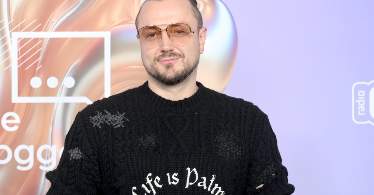 Baron zapozował z młodszą siostrą. Jest od niej starszy o 19 lat - Plejada