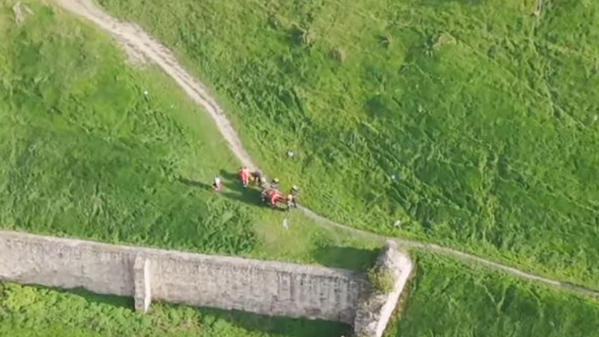 Prvi snimak sa Kalemegdana nakon pada žene: Na licu mesta policija, vatrogasci i Hitna pomoć - Blic