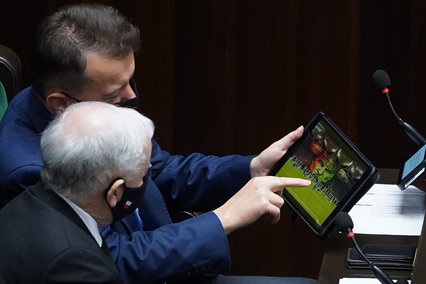 Co Jarosław Kaczyński robił w Sejmie podczas glosowania nad stanem ... Co Jarosław Kaczyński robił w Sejmie podczas glosowania nad stanem ...
