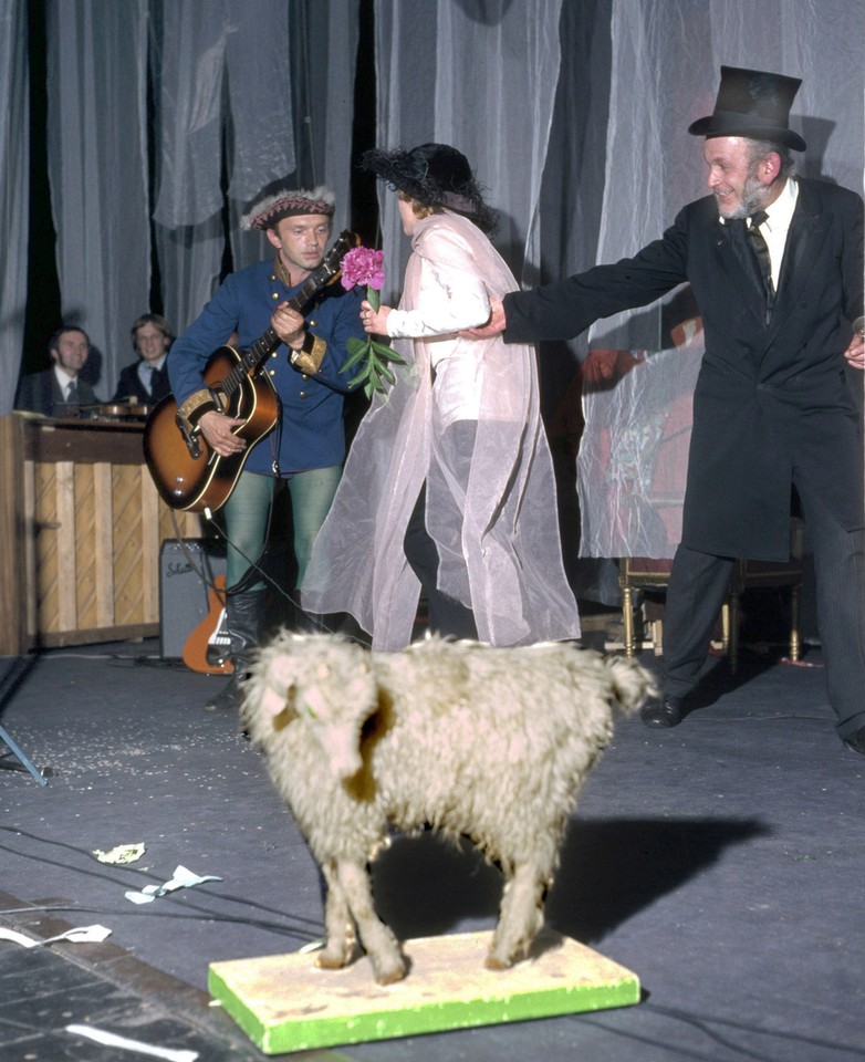 Pił, bo "alkohol otwiera wyobraźnię". Po wódkę raz wysłali Karola ...