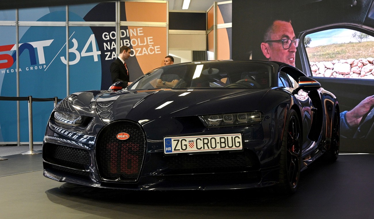 Mate Rimac pozajmio "bugati" ga ga građani gledaju na beogradskom Sajmu ...
