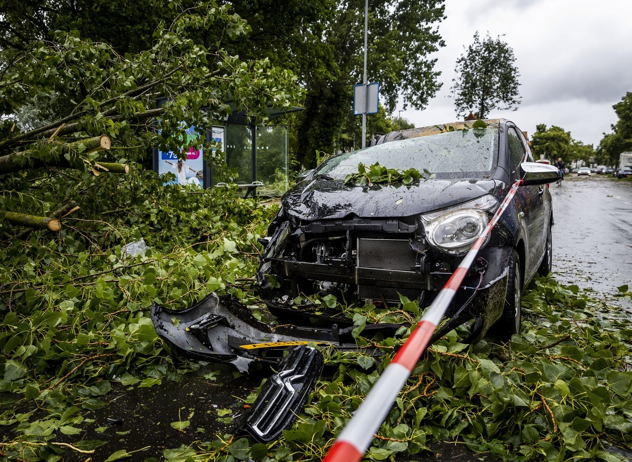 Nevreme pravi haos u Holandiji, jedna žena poginula, poremećen ... Nevreme pravi haos u Holandiji, jedna žena poginula, poremećen ...