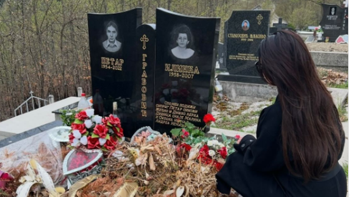 Dušica Grabović objavila sliku sa groblja: "Umrla si mi na rukama, ljubi mi tatu..." - Blic