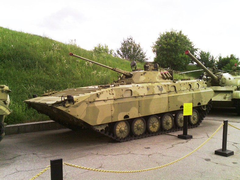 Javeliny ponownie w akcji. Pokazano nagranie z trafienia rosyjskiego BMP-2 Javeliny ponownie w akcji. Pokazano nagranie z trafienia rosyjskiego BMP-2