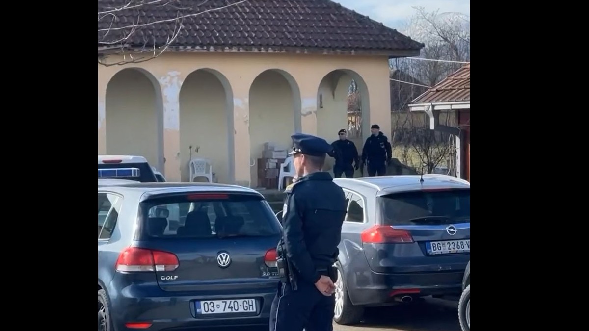 Predsednik opštine Lipljan nakon što ga je kosovska policija privela zajedno sa troje radnika ...