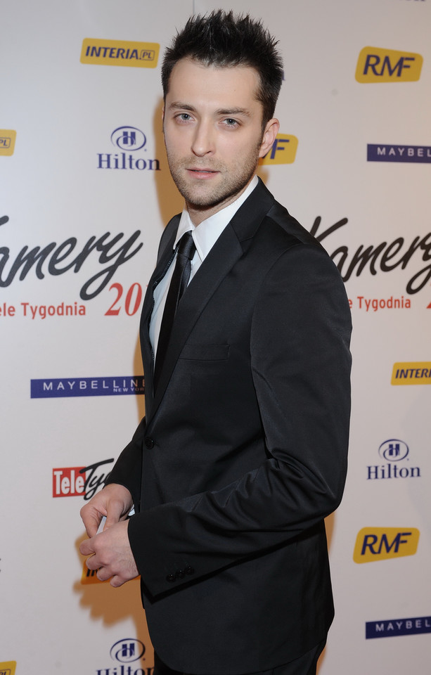 Paulina Chruściel, Filip Bobek i Mateusz Janicki w serialu ”Singielka ...