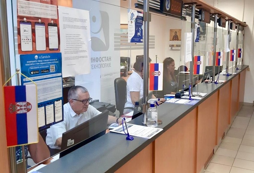 Isticanjem zastava obeležen praznik Republike Srbije u JKP Infostan ...
