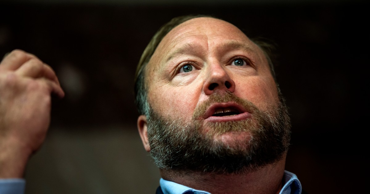 Alex Jones musi zapłacić łącznie 965 mln dolarów rodzinom ofiar masakry ...