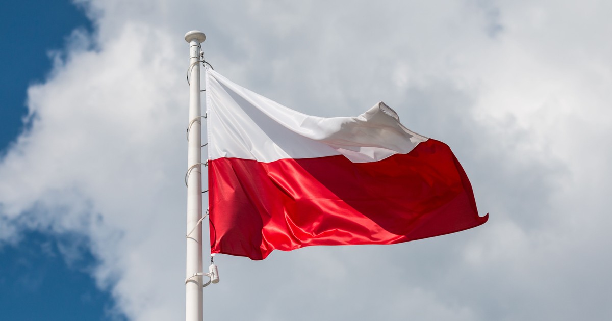 Kolor polskiej flagi jest… problematyczny. Nawet rząd sobie nie radzi