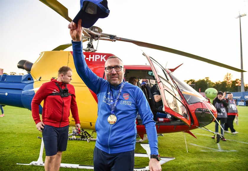 Marek Papszun odebrał medal za mistrzostwo Polski i odleciał w nieznane Marek Papszun odebrał medal za mistrzostwo Polski i odleciał w nieznane