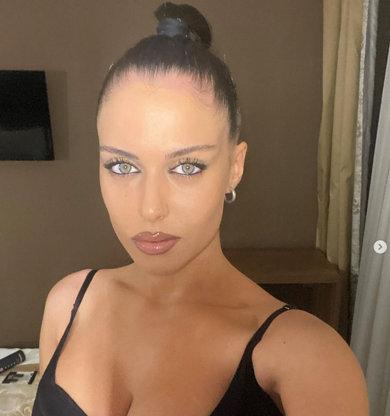 Pevačica Mahrina napadnuta u tržnom centru u Beogradu: "Ugrožena mi je bezbednost" - Blic