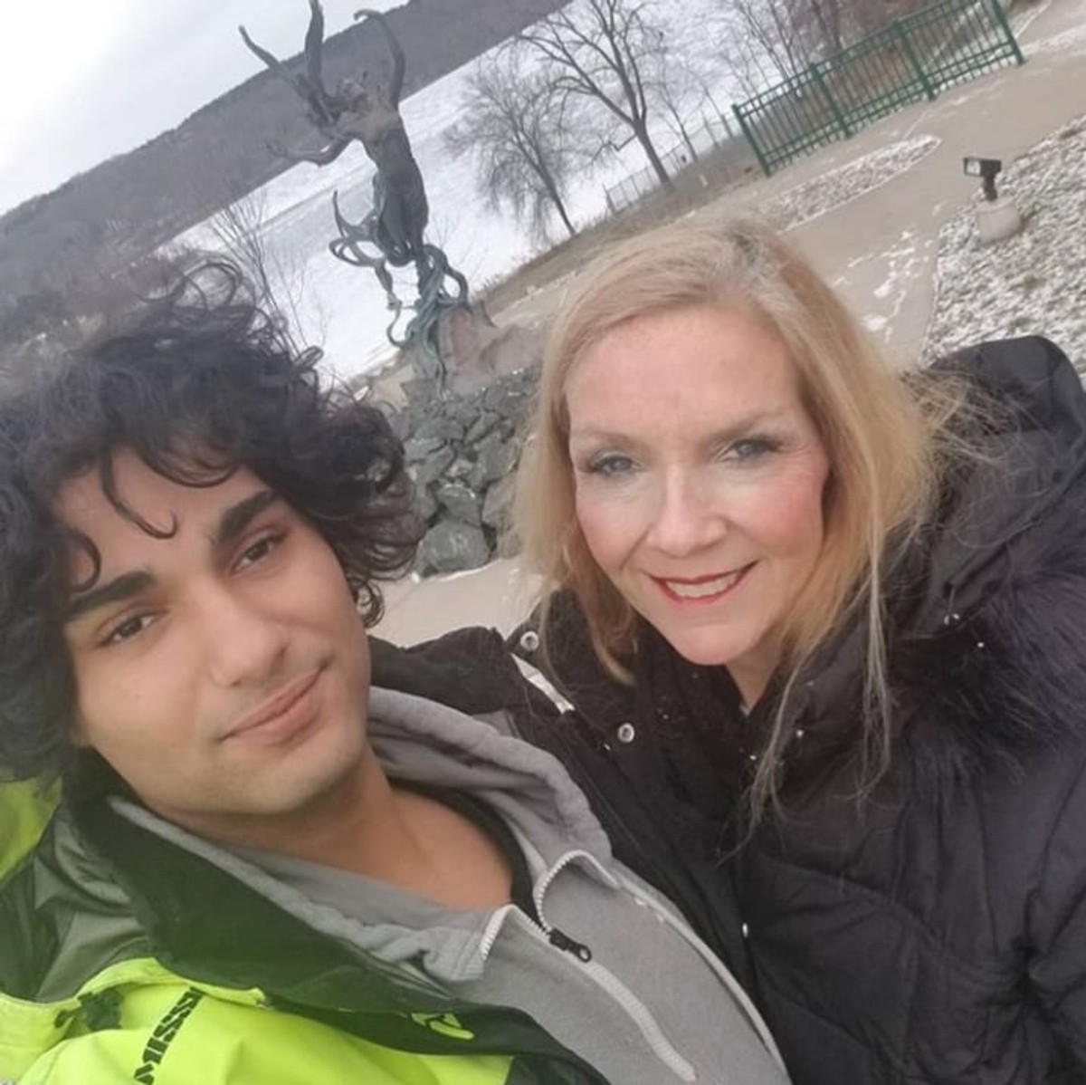 ON ima 21 godinu, ona 60 i VERENI SU: Može da mu bude BABA i svi ...