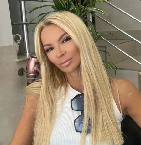 Sa 22 diplomirala, sa 25 postala direktorka: Ovo je žena Gorana Vesića ...