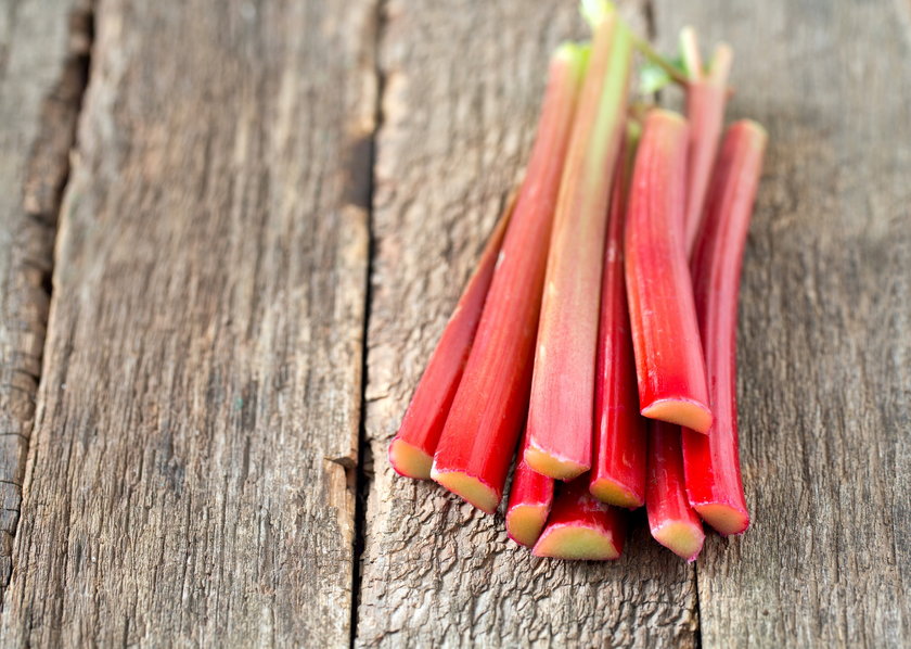 Czy rabarbar się obiera? Odpowiedź na to pytanie wcale nie jest oczywista