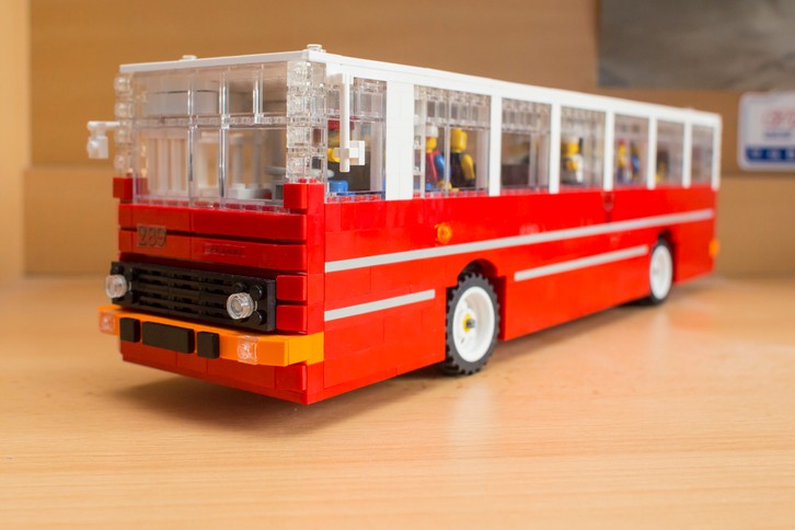 Wielki autobus z klocków Lego zbudował Mateusz Wawrowski z Poznania