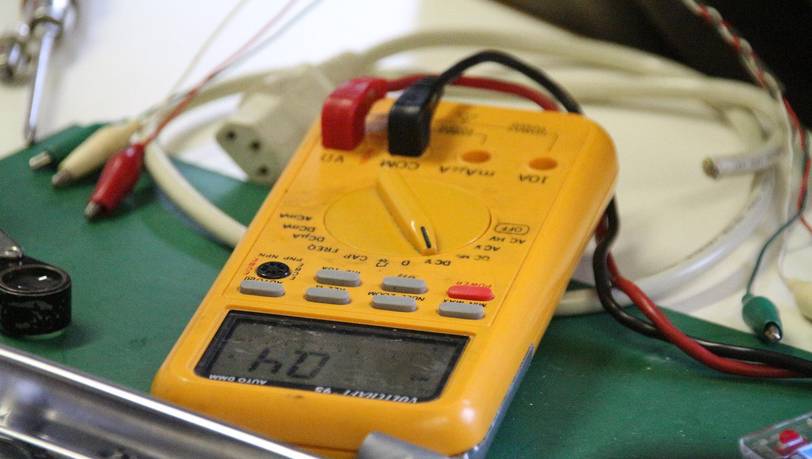 Strom messen: Die beliebtesten Spannungsprüfer im Vergleich ...