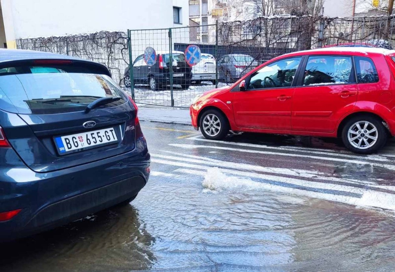 Šajkaška ulica potopljena usled kvara na cevovodu - Blic