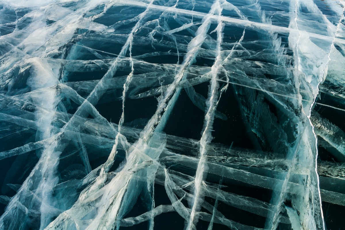 PLAVO OKO SIBIRA Bajkalsko jezero zimi postaje ledena umetnost