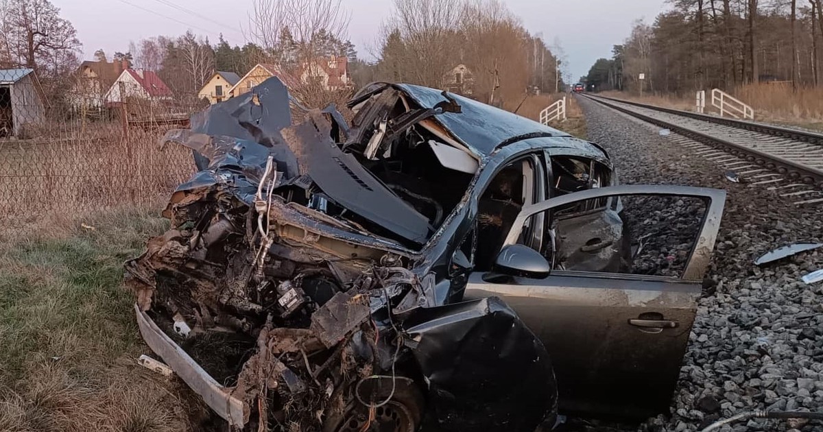 Dramatyczny wypadek na torach. Z auta została kupa pogiętych blach