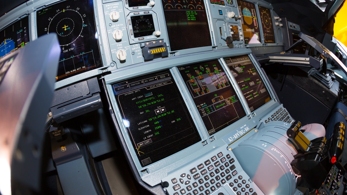 Flight Management System – komputerowe serce każdego samolotu. Jak ...