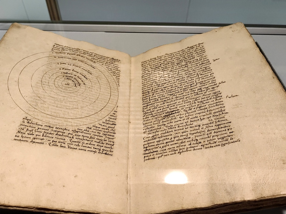 Wystawiono rękopis epokowego dzieła Kopernika "De revolutionibus orbium coelestium" - Podróże