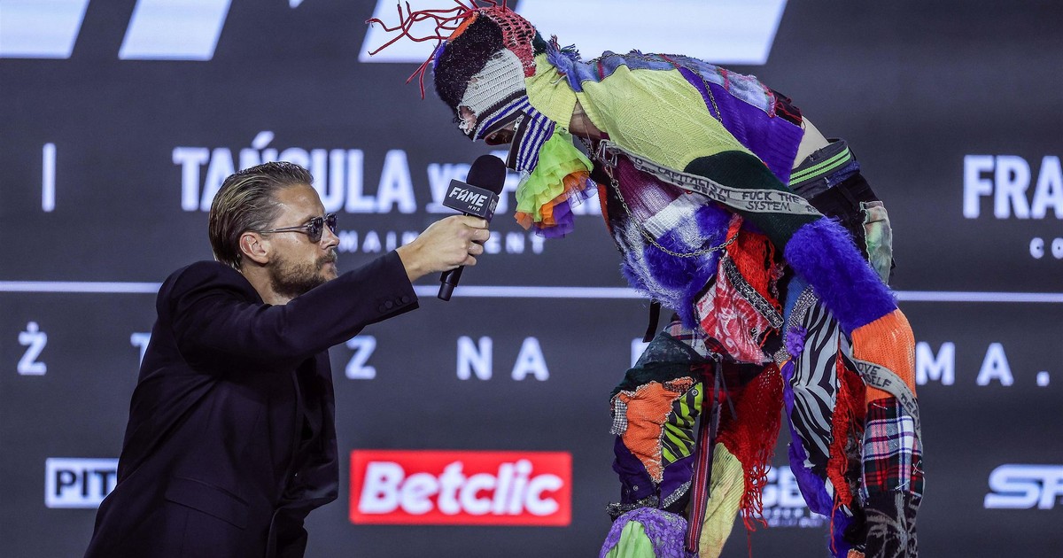 Sebastian Fabiański na scenie daje show podczas media treningu