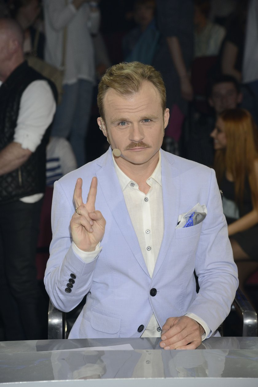 Rogucki w samych majtkach na scenie