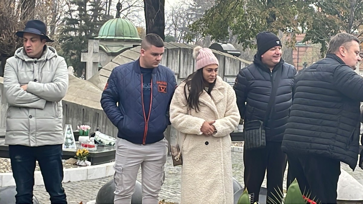 (Foto) kutija crvenih ruža za džeja: U dve reči na poruci stala i najjača bol i najveća ljubav ...