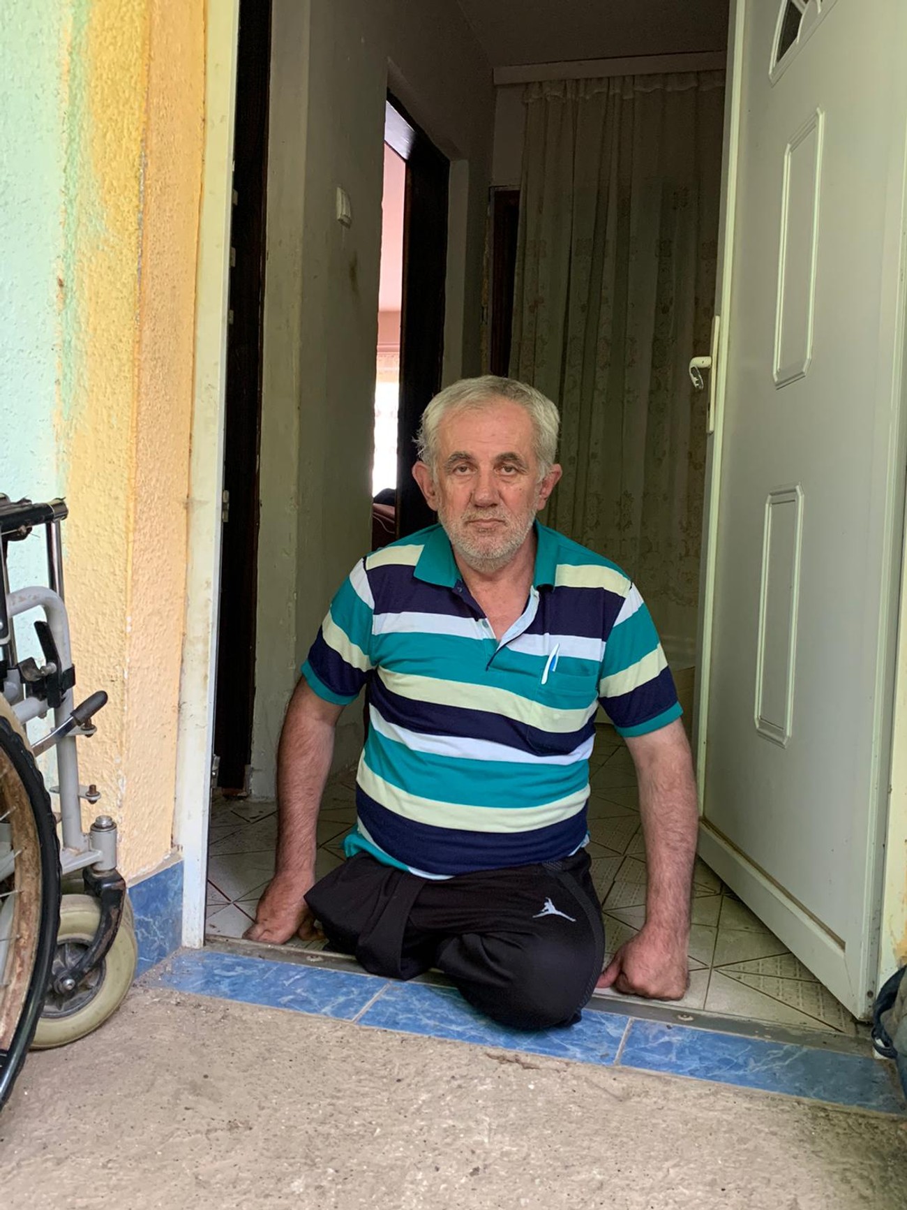 Noge nema, ali je hodao na rukama kako bi prehranio decu: Hido iz ...