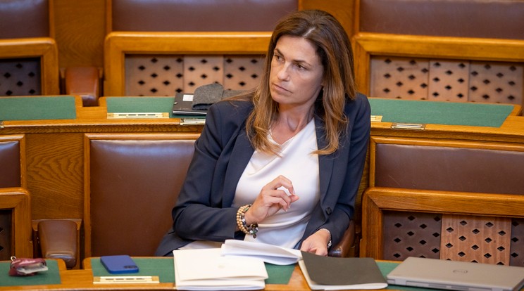 Varga Juditot kéz a kézben fotózták le az ÁSZ elnökével - Blikk