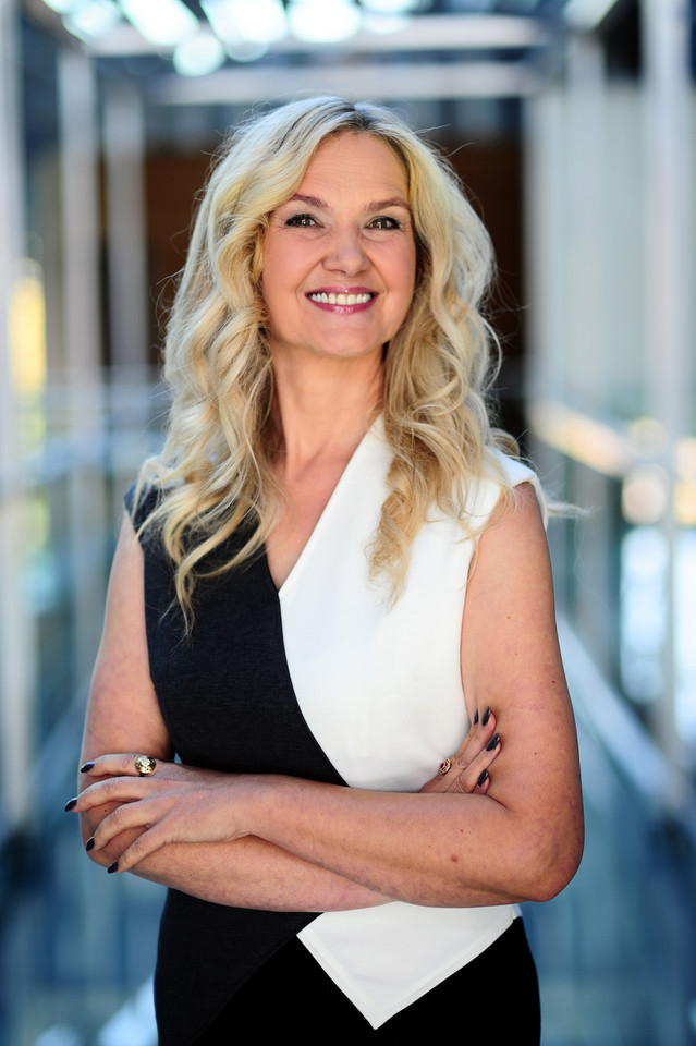 Anna Kalata w czarno-białej sukience wygląda świetnie - Kobieta