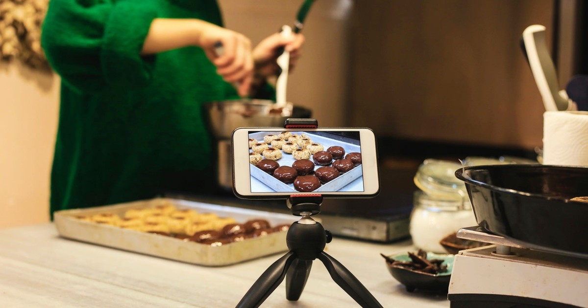 How to use the 'hands-free' recording feature on Instagram to film a ...