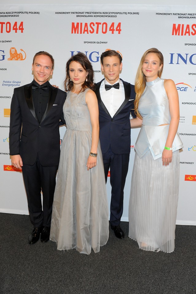 "Miasto 44": młode gwiazdy na premierze z udziałem 12 tys. widzów - Film