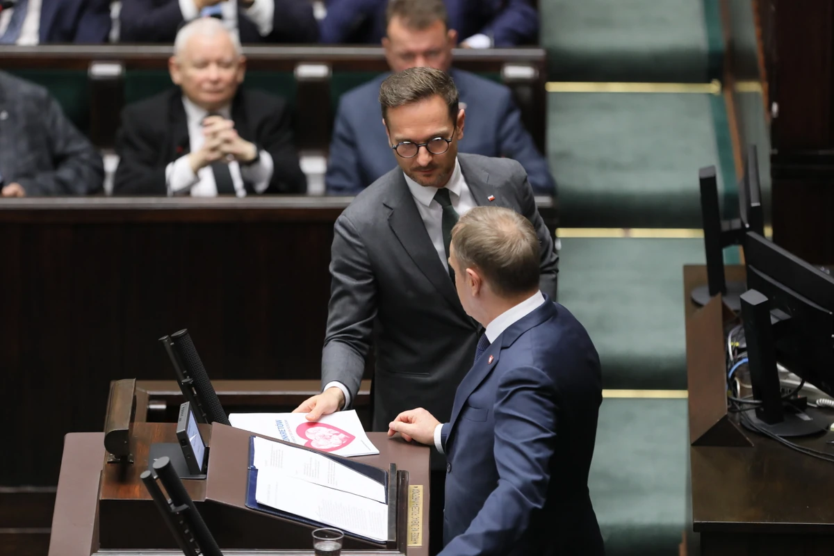 Incydent w Sejmie. Podczas expose Donalda Tuska na mównicę wtargnął ... Incydent w Sejmie. Podczas expose Donalda Tuska na mównicę wtargnął ...