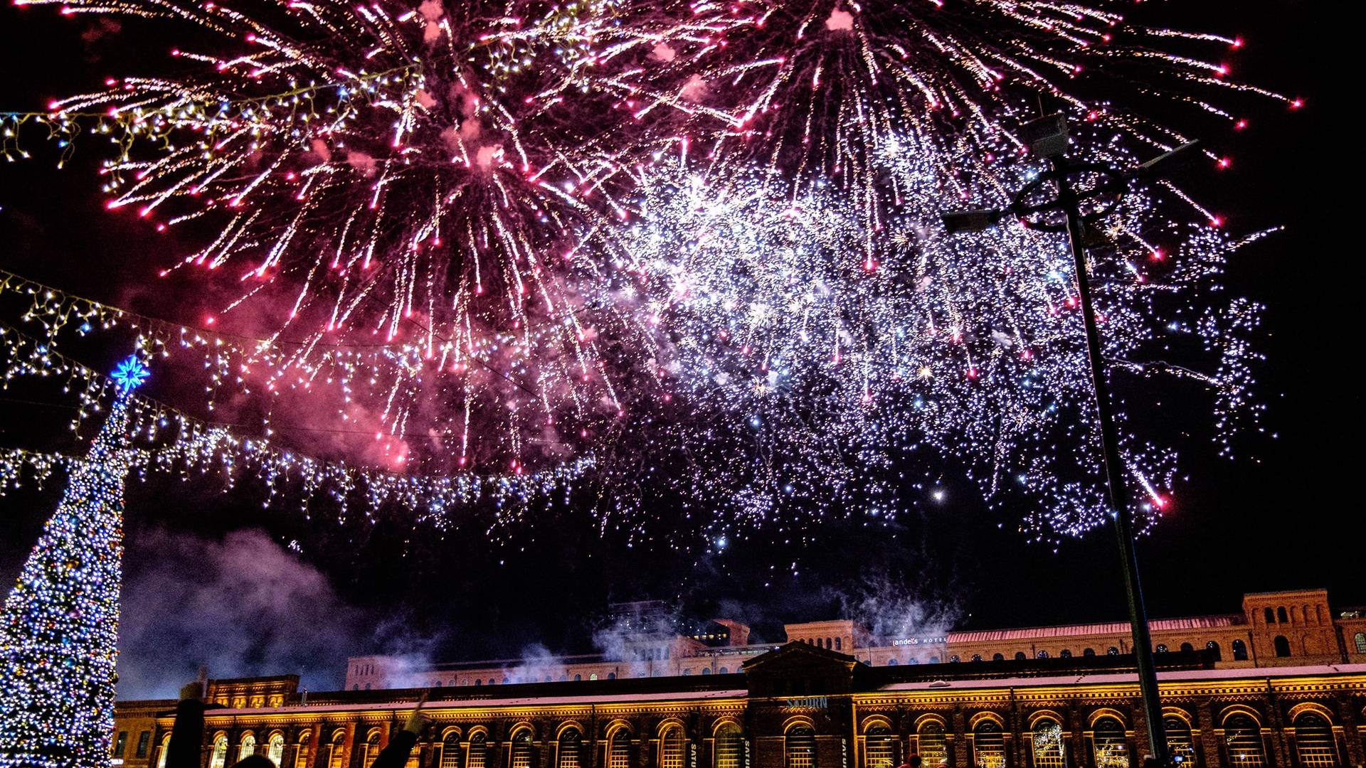 Polska przywitała nowy rok. Zobacz, jak bawili się Polacy - Noizz