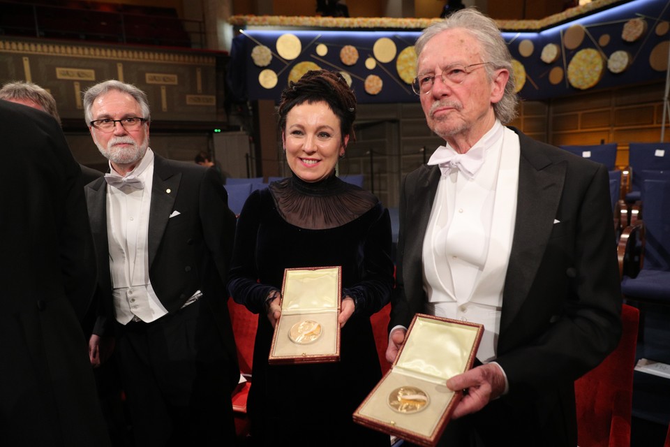 Olga Tokarczuk z rodziną. Zdjęcia z ceremonii wręczenia Nagrody Nobla ... Olga Tokarczuk z rodziną. Zdjęcia z ceremonii wręczenia Nagrody Nobla ...