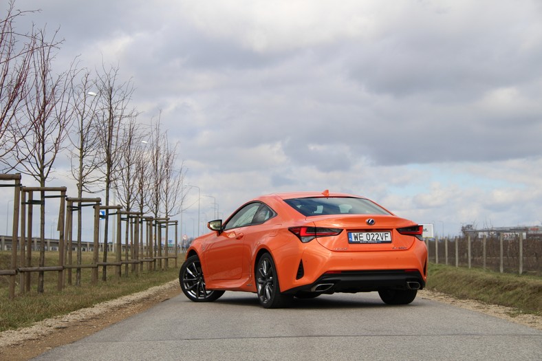 Lexus RC 300h – wygląda super, ale jeździ jak Prius | TEST