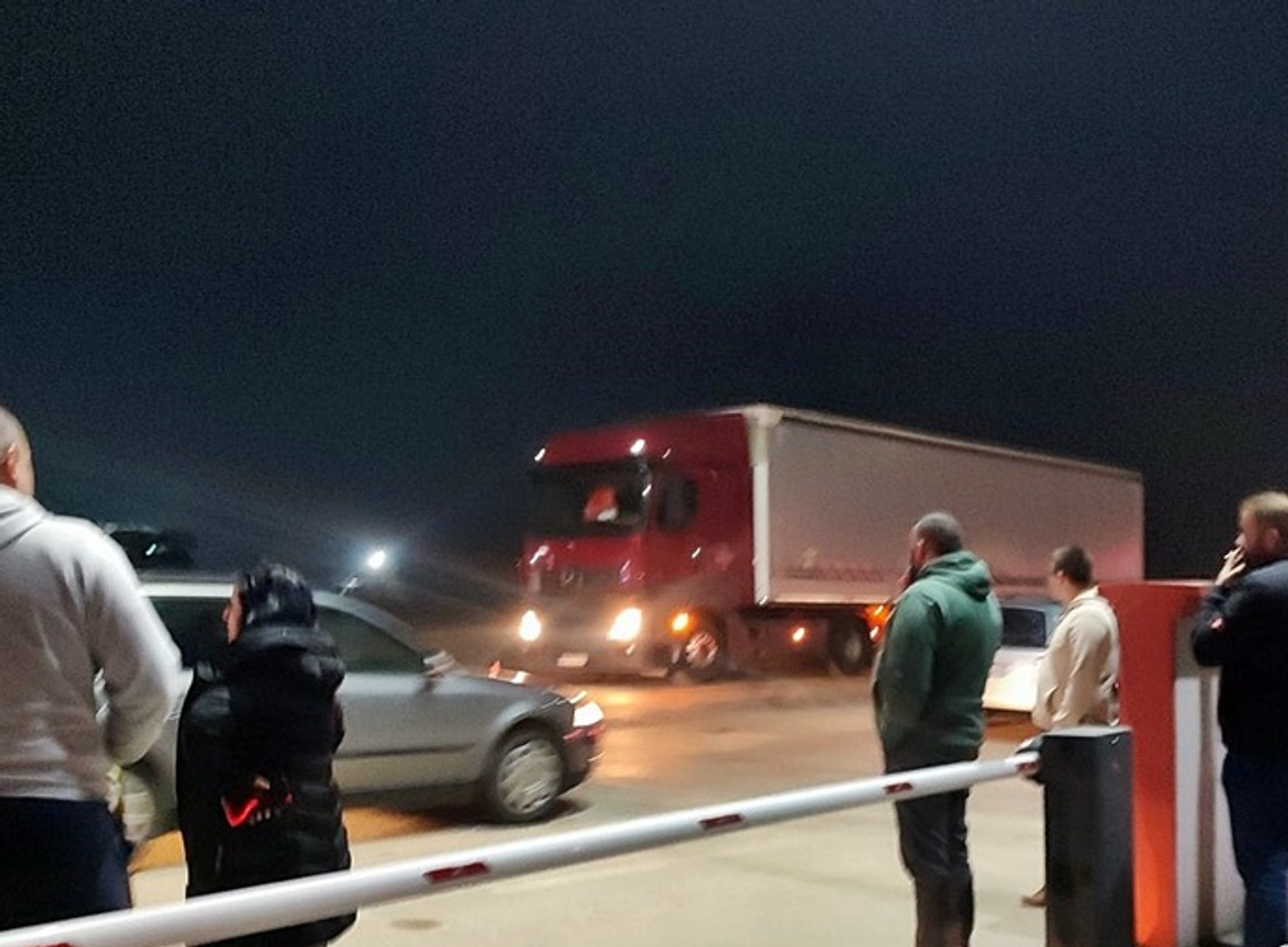 Izašao iz kamiona, pa ga udario automobil: Poginuo muškarac na ... Izašao iz kamiona, pa ga udario automobil: Poginuo muškarac na ...
