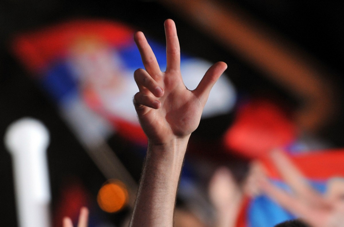 Srbi iz pogrešnog razloga dižu 3 prsta: Nema veze sa nacionalnim ...