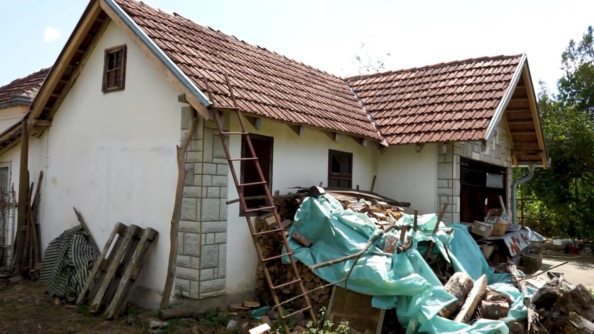 U ovoj kući na selu je odrasla naša pevačica, a sad se baškari u vili od 700.000 evra - Blic