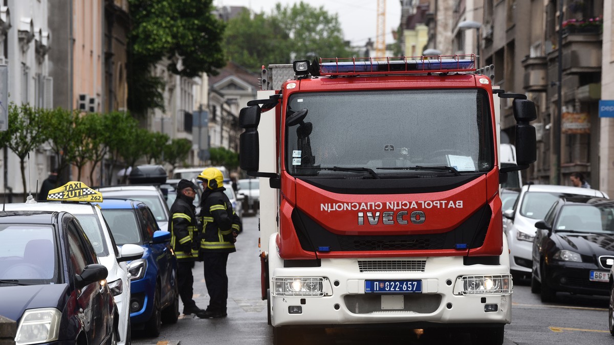 Požar u Surčinu: Gori kuća, vatrogasci i policija na licu mesta - Blic