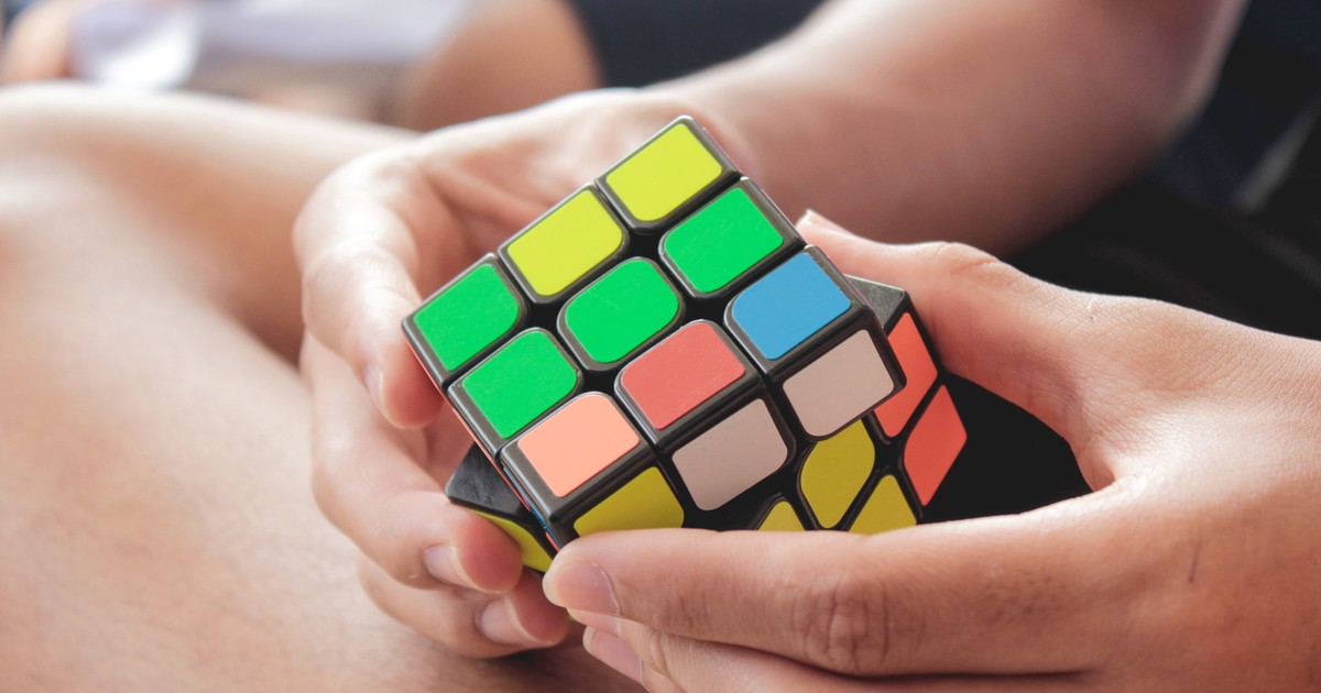 Jak ułożyć kostkę Rubika? Przedstawiamy wskazówki dla początkujących