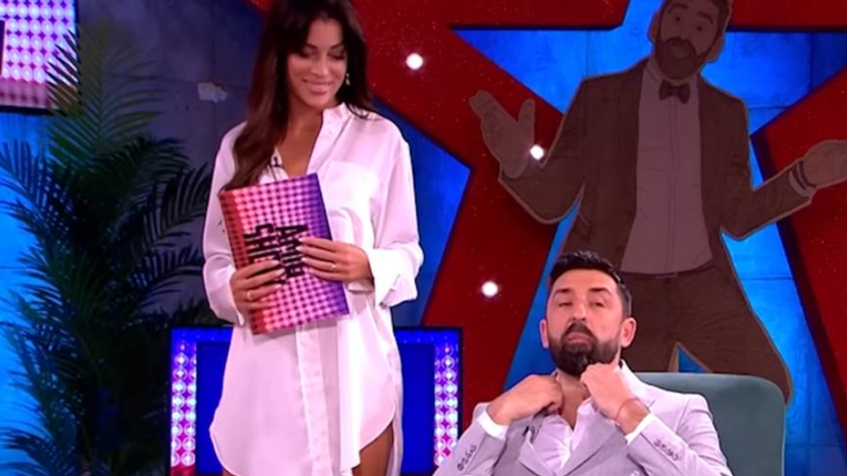 Smelo izdanje devojke Ognjena Amidžića: Ušetala u studio samo u košulji ...