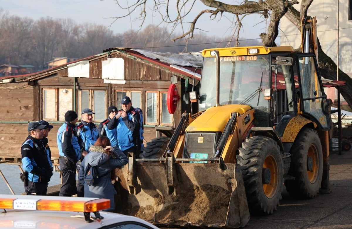 Počelo rušenje čuvenog splava Počelo rušenje čuvenog splava